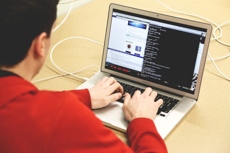 4 Perbedaan Backend dan Frontend | ToffeeDev 4 Perbedaan Backend dan Frontend | ToffeeDev