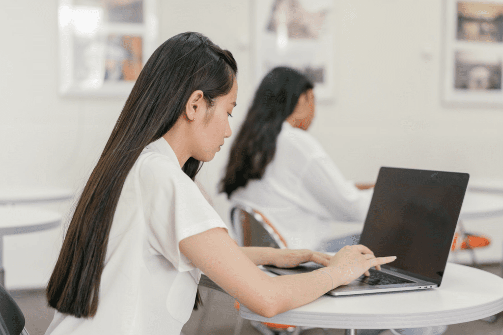 E-Learning: Perannya dalam Pengembangan Karier - ToffeeDev